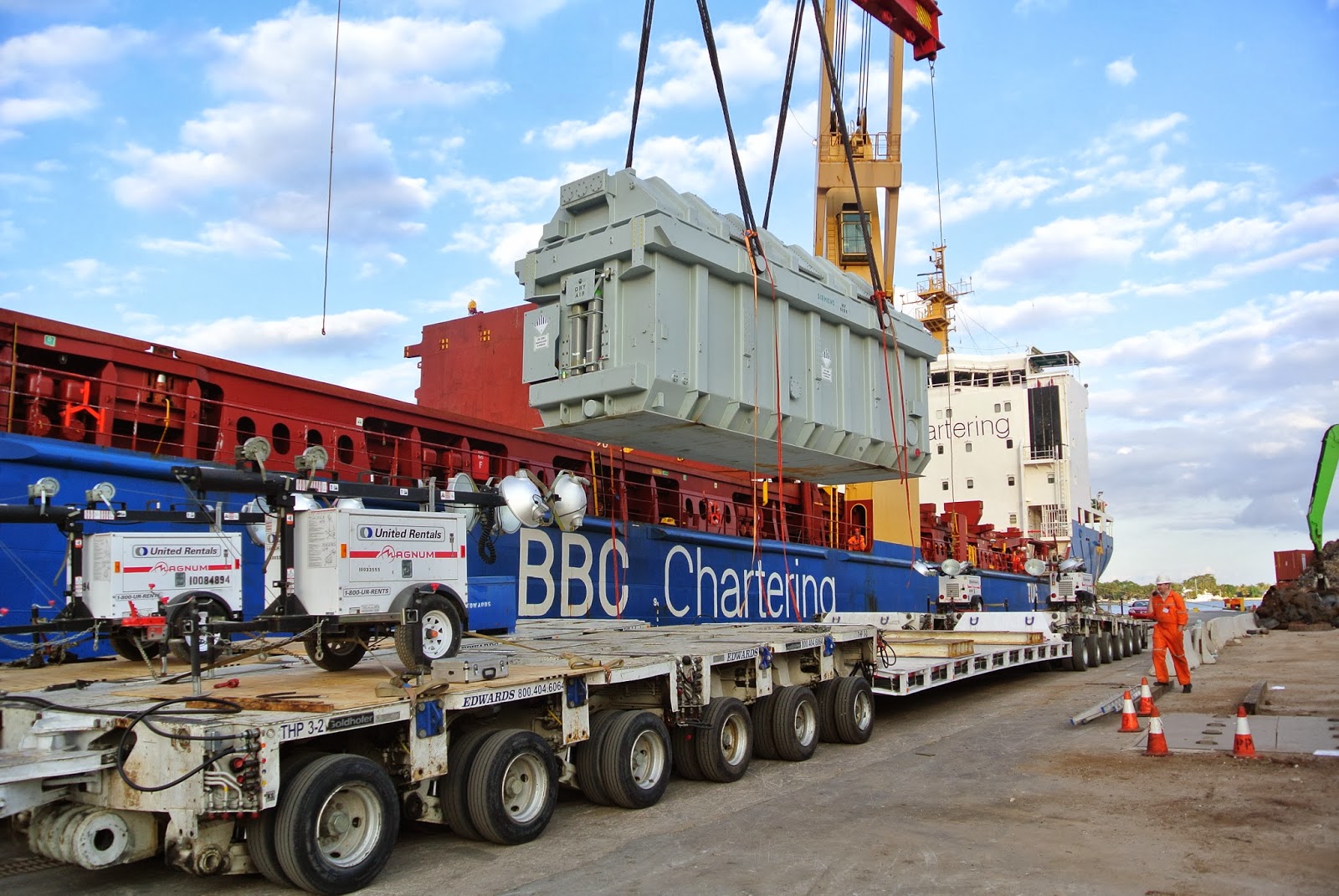 Hansa Meyer : Night Time Transformer Move in Miami