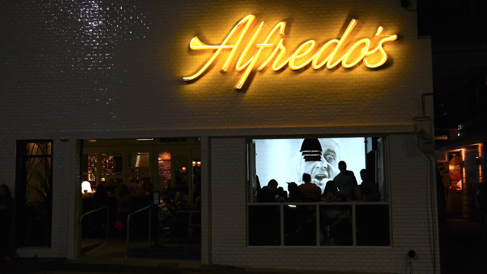 FoodMeUpScotty: Casual Dining - Alfredo's Pizzeria