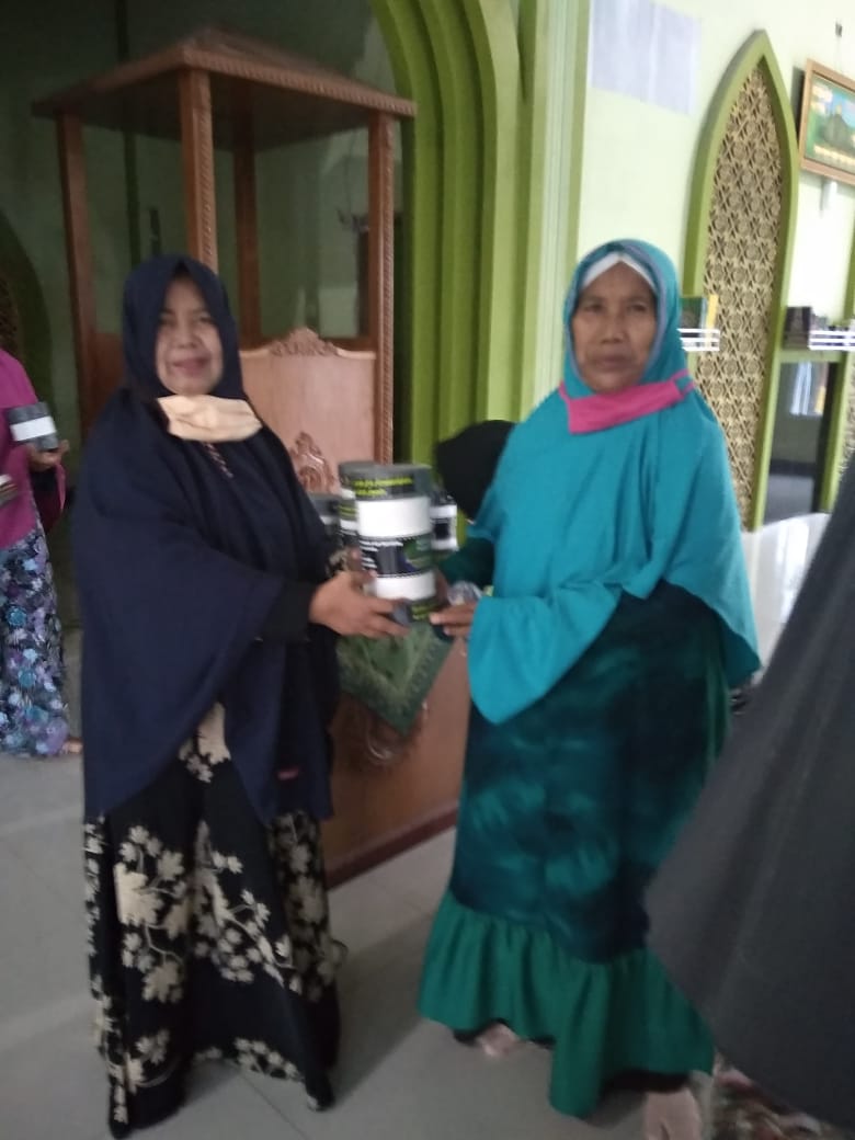 Kaum Ibu Antusias Menerima Tabung Infak - Masjid Al-Muhajirin