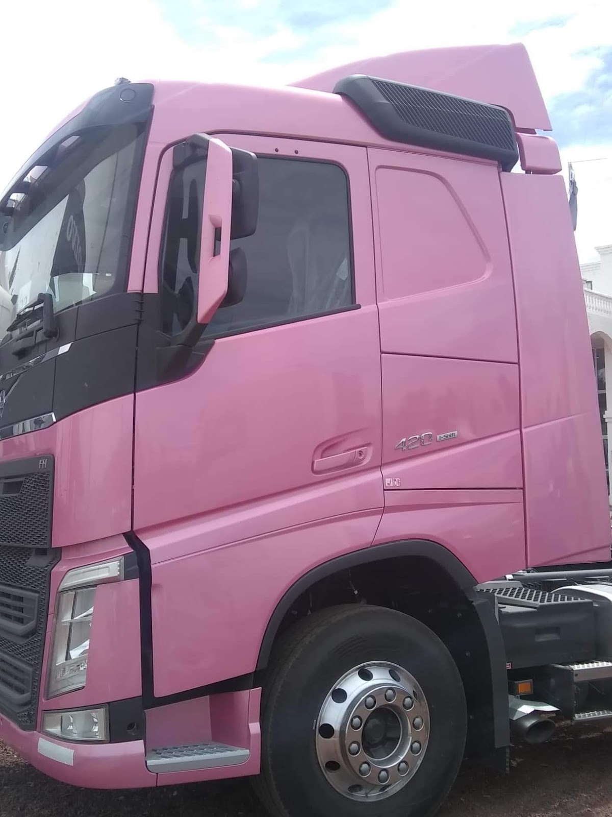 DIECIOCHO RUEDAS: EL ESCANDALO DEL VOLVO FH ROSA… QUE COMPLICA AL ...