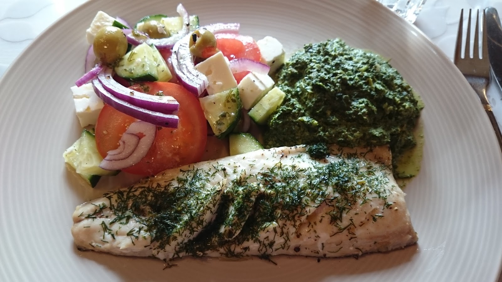 Ugnstekt makrill med dill, smör och citron.