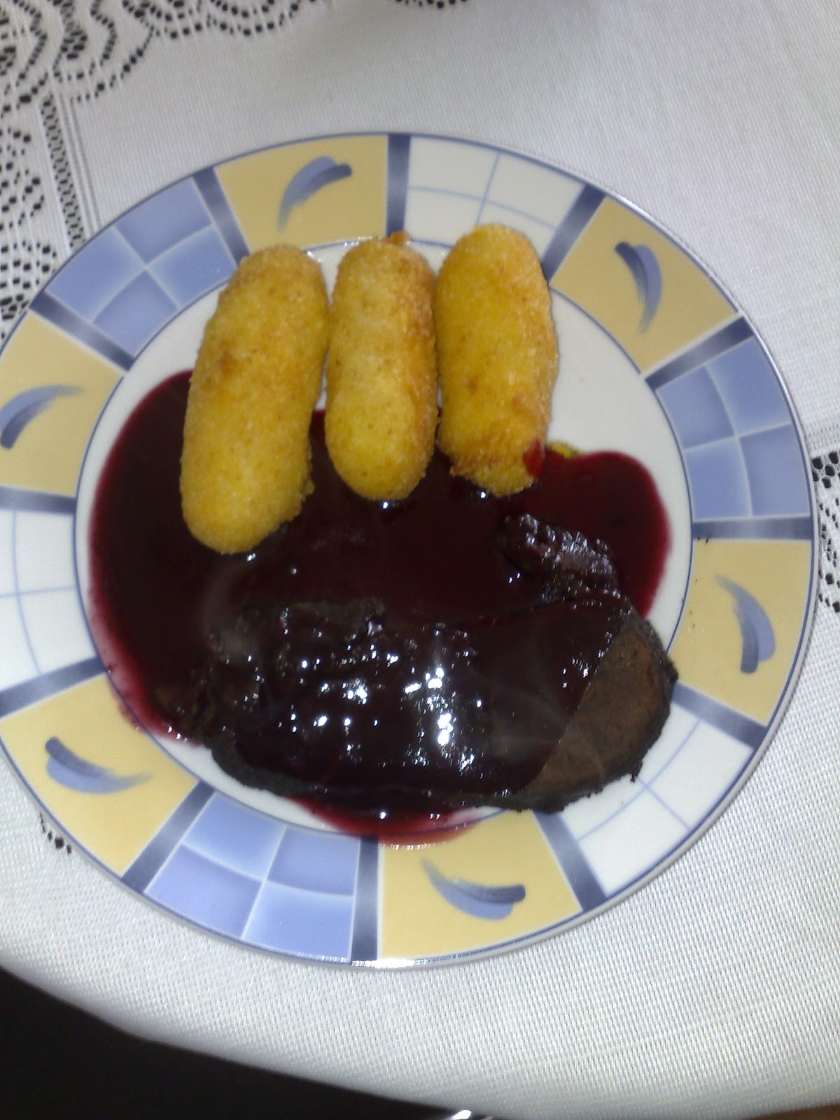 AJA konyhája: Sült szarvas comb áfonya mártással és házi krokettel