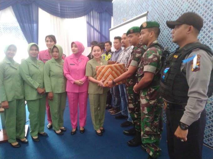 Ketua Persit KCK dan Bhayangkari Kunjungi Pos Pam Lebaran di Surakarta