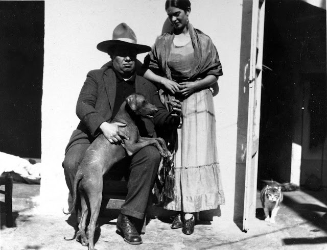 Monkeys, Dogs and Deer: Vintage Portraits of Frida Kahlo Posing With ...