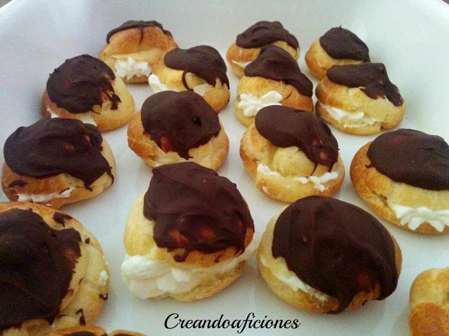 Profiteroles rellenos de crema pastelera con salsa de chocolate | Cocina