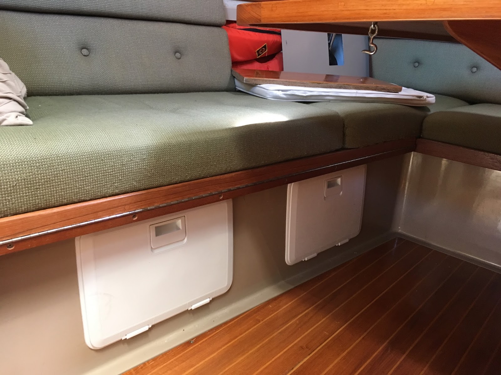 C&C 33 mark ii Windstar: Port side settee stowage access