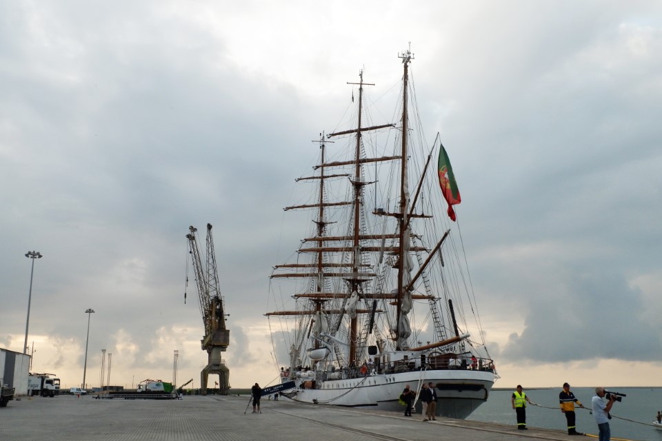 COSTELETAS: NAVIO ESCOLA SAGRES E CARAVELA BOA ESPERANÇA NO CAIS DE FARO