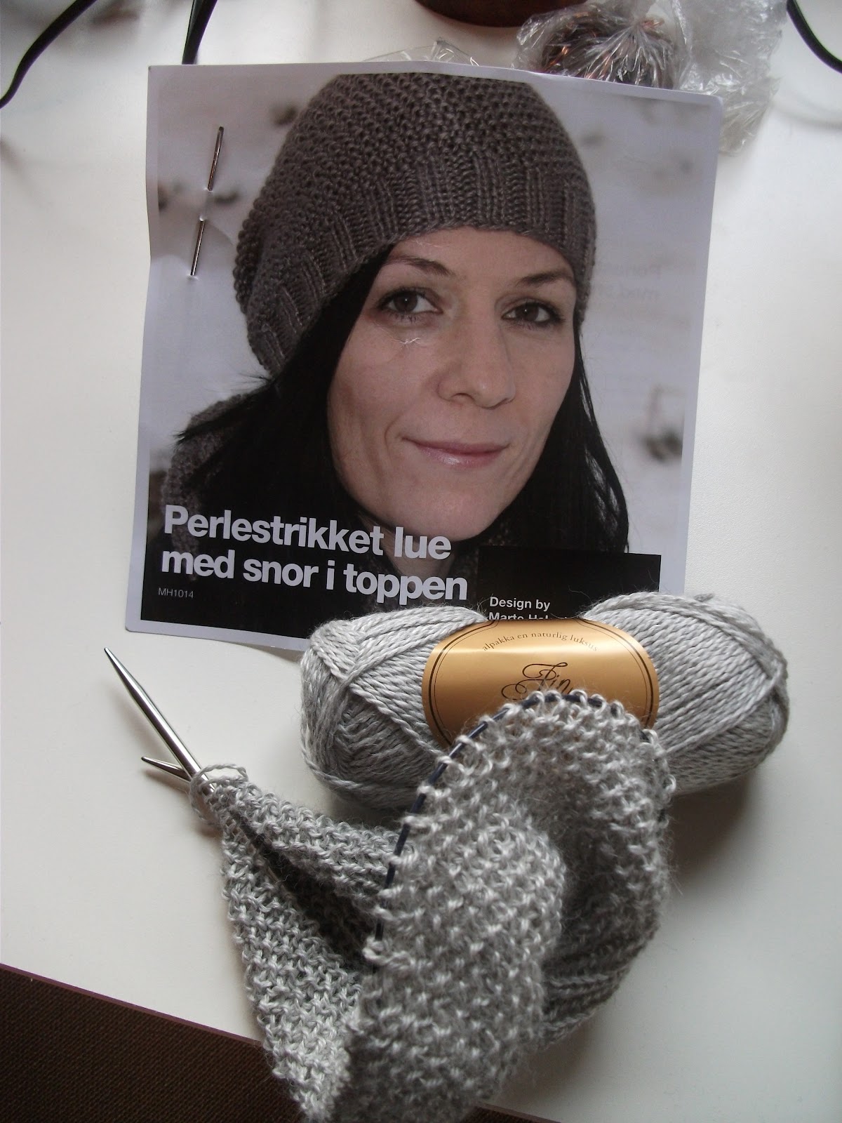 Annki s Strikkerier Perlestrikket Lue Med Snor I Toppen Annki s Strikkerier Perlestrikket Lue Med Snor I Toppen