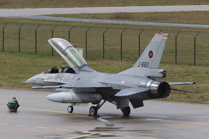 Dutch F-16 fighters diverge in Eindhoven - Blog Before Flight ...