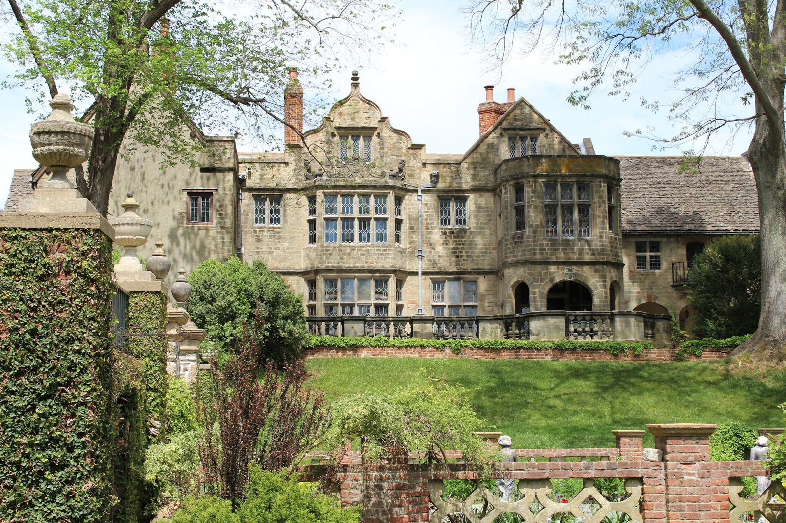 Royal Musings: And right next door to Agecroft Hall is Virginia House ...