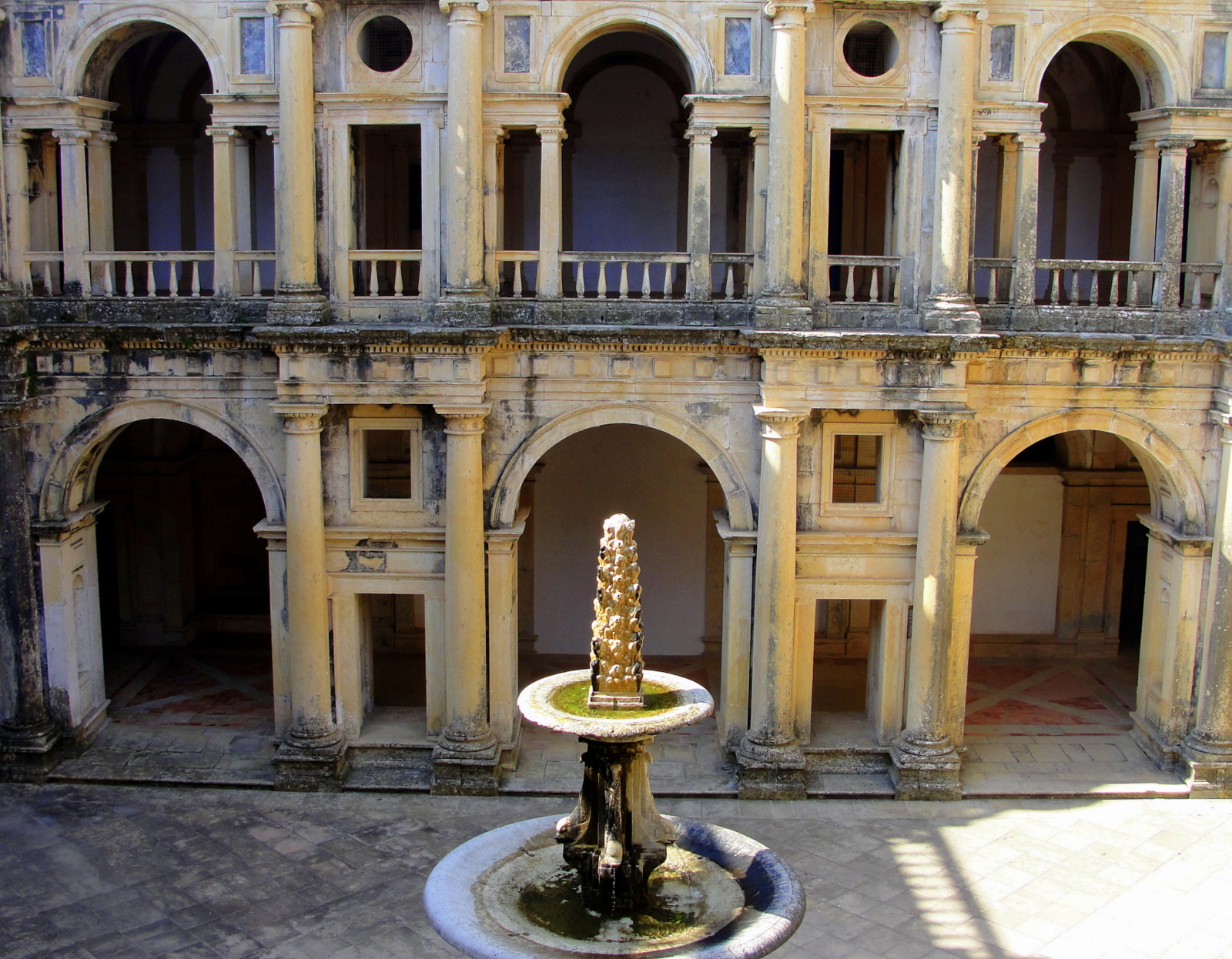 EXPRESSO DA LINHA: TOMAR - X - CLAUSTRO PRINCIPAL (CONVENTO DE CRISTO)
