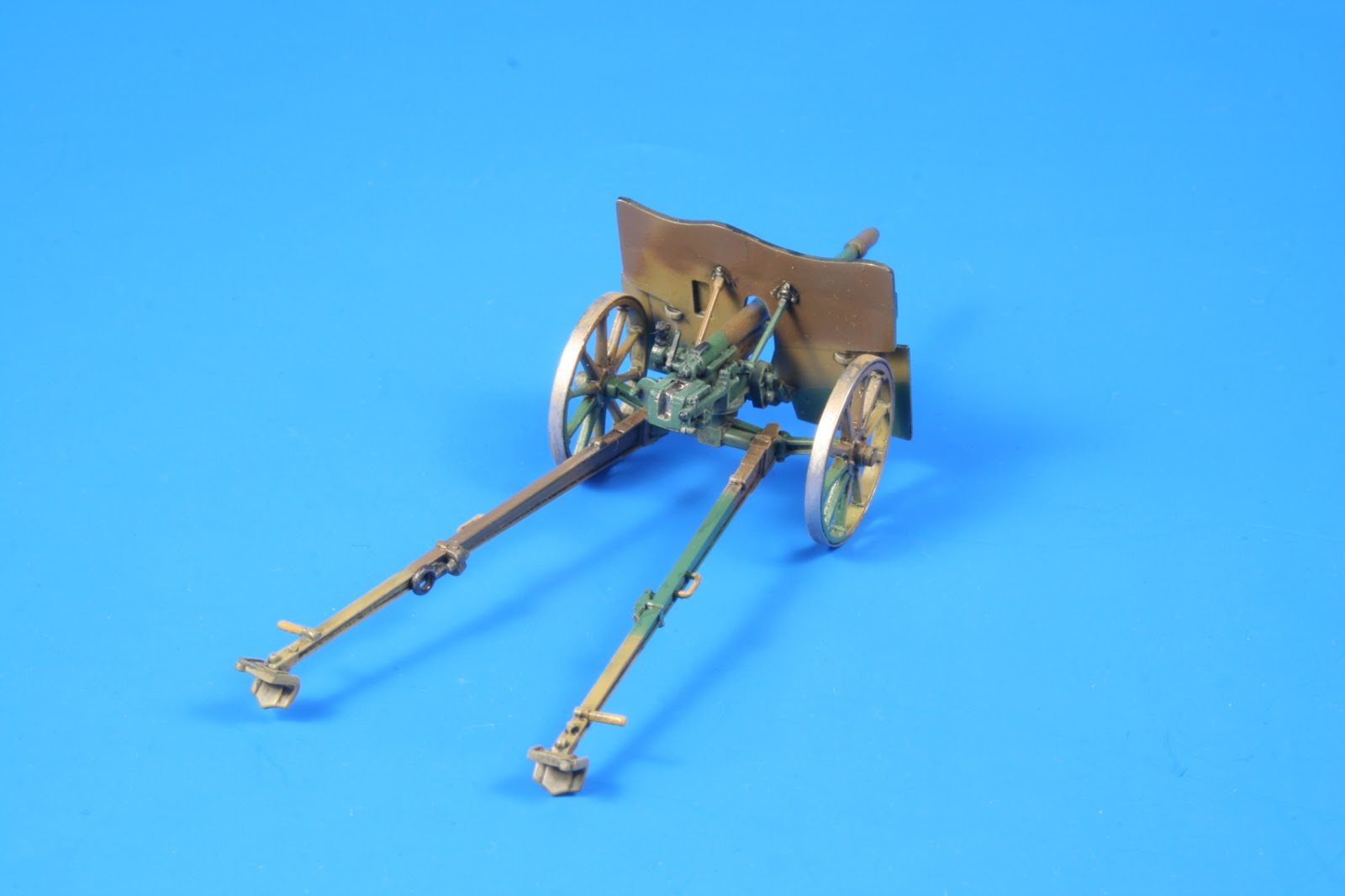 Anti-tank gun 3,7cm KPÚV vz.37 (3,7cm PAK 37(t)) and 7,5cm Mountain Gun Type 15 / Horský kanon ...