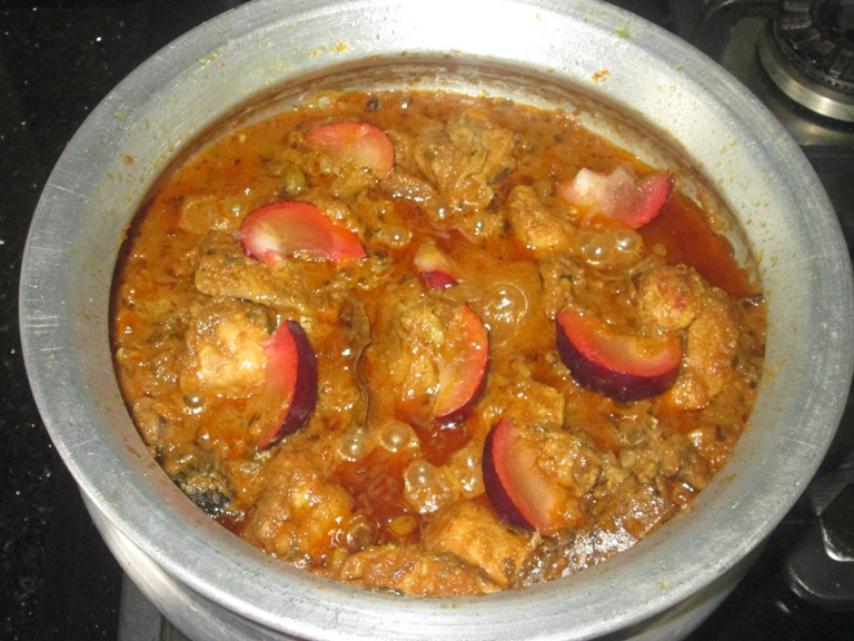 Shobha's Food Mazaa: ALOO BUKHARA MURGH / CHICKEN COOKED WITH INDIAN PLUMS