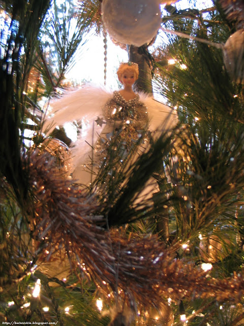 An Old-Fashioned Christmas Tree Trimmed In Silver Tinsel | Belznickle ...