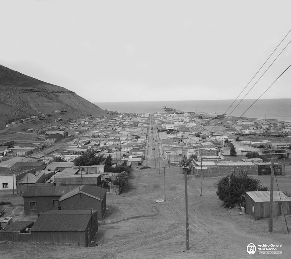 Comodoro Rivadavia, Chubut (1944). Perspectiva de la calle San Martín ...