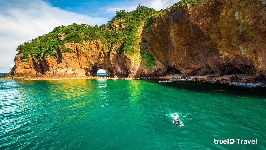 Koh Talu island - Beautiful beach clear water picturesque coral reefs