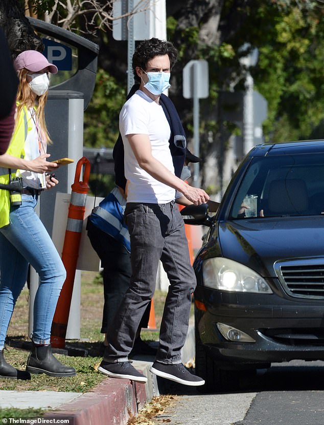 "Ben Badgley" appears with the muzzle in the scenes of filming the new ...