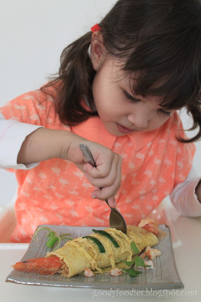 GoodyFoodies: Recipe: Chinese-style fried meehoon with omelette and prawns