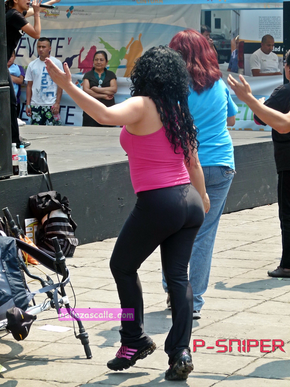 Mujeres sexys con ropa entallada | Mujeres bellas en la calle