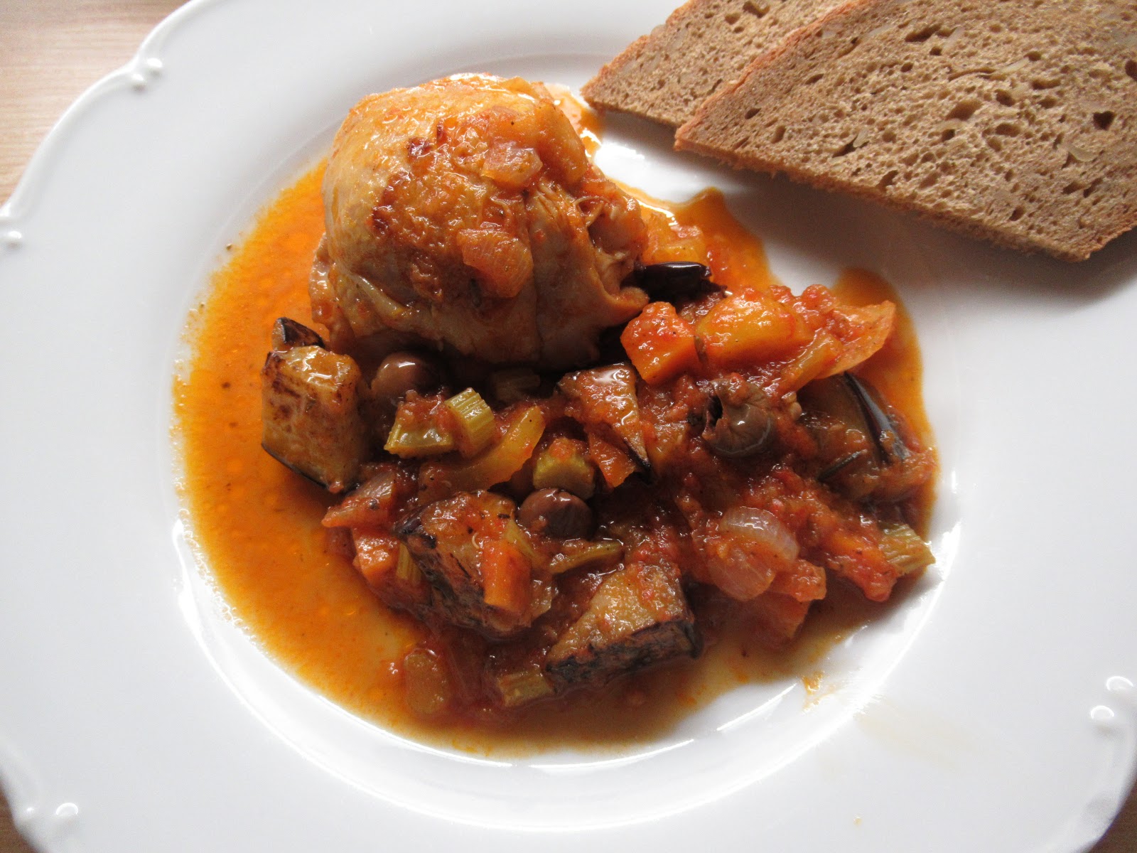 Fliederbaum: mediterranes Hendl mit selbstgemachtem Paradeismark