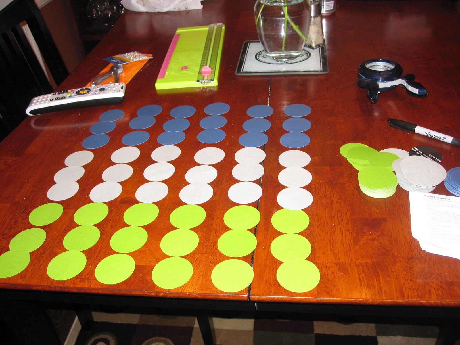 Just another day in paradise: DIY paper circle nursery mobile