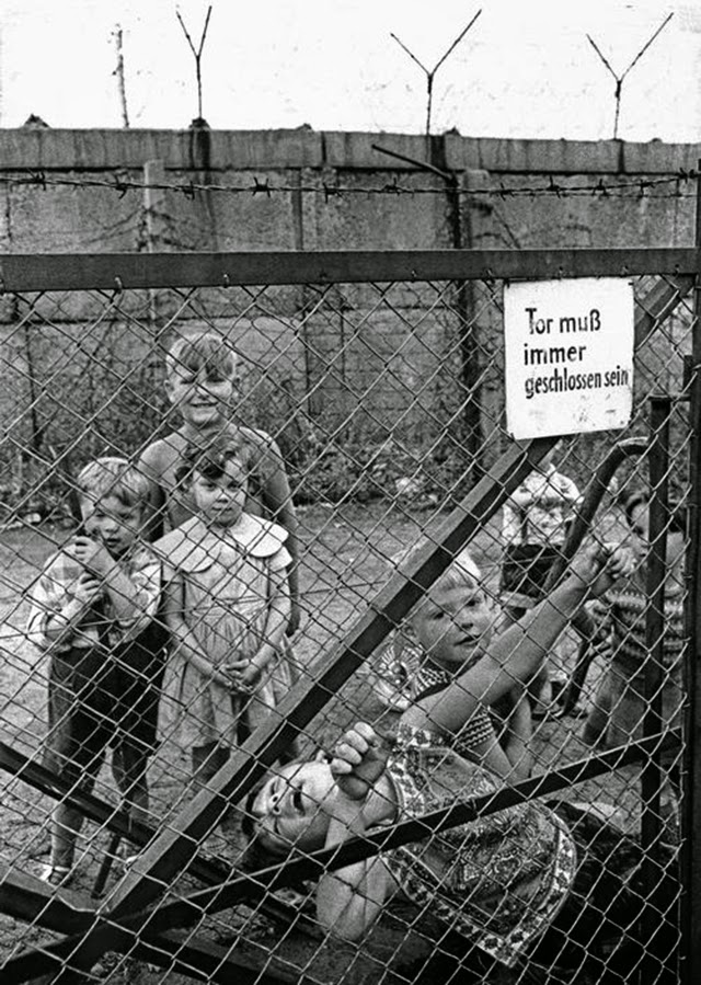 Emotional Vintage Photos of Children Playing at the Berlin Wall in 1963 ...