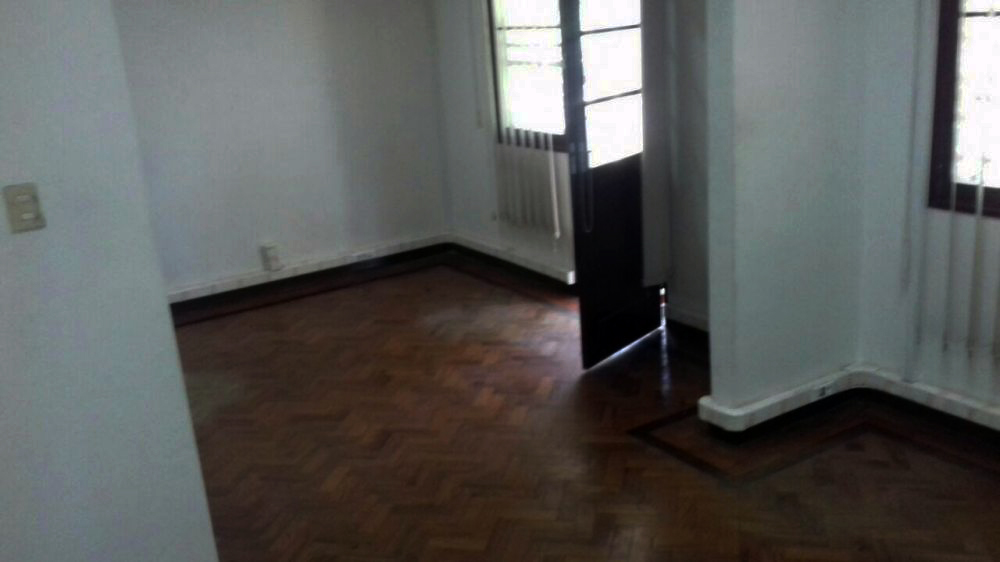 Casas do OLX (155) - Prédio com colunas nas varandas e pála curva à entrada