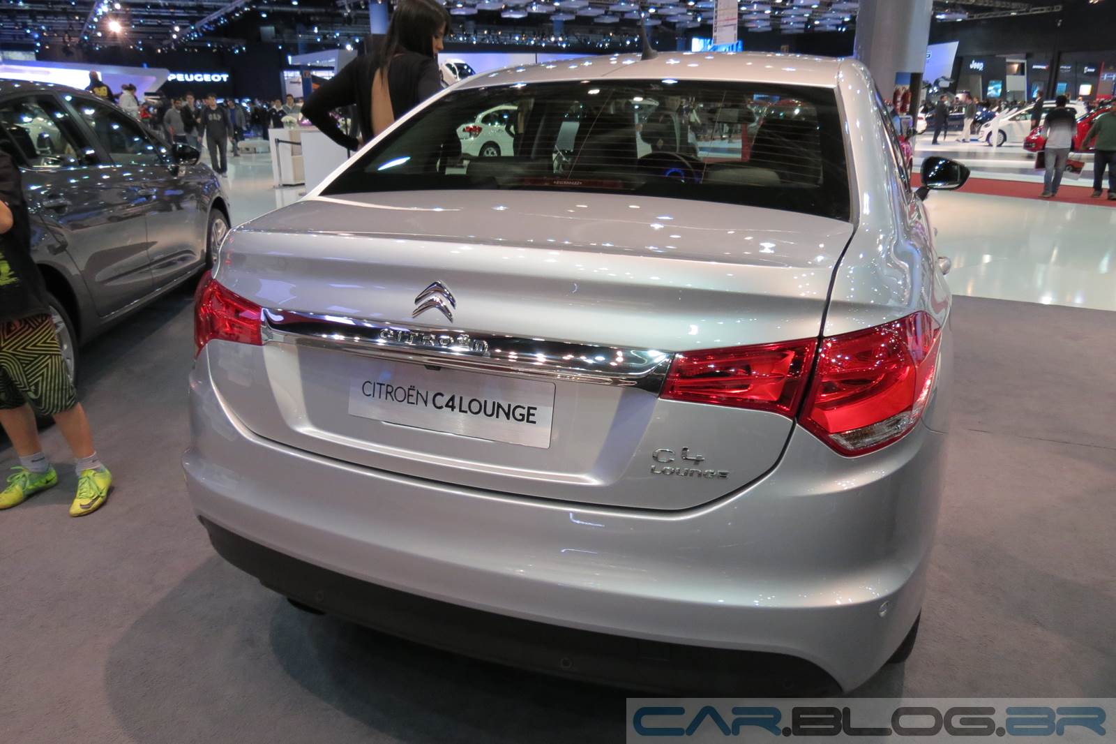 Citroen C4 Lounge chega às concessionárias