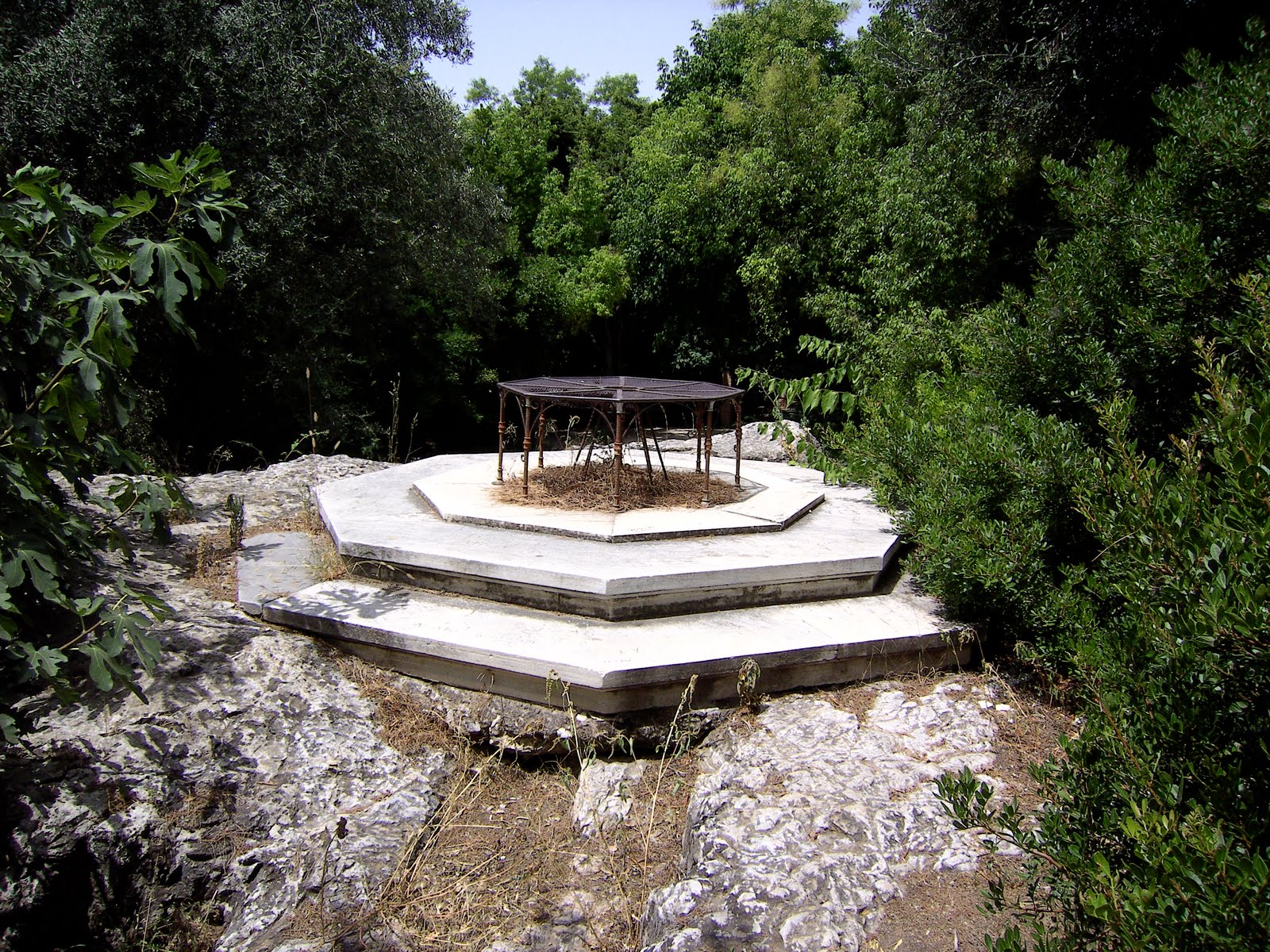 jan1448: Εθνικος Κηπος, ο βραχος της Αμαλιας