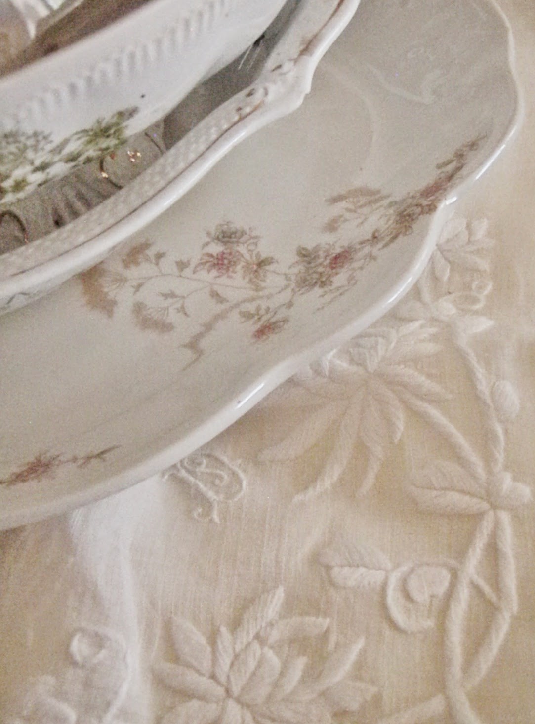Cabin & Cottage : Charming Chippy China