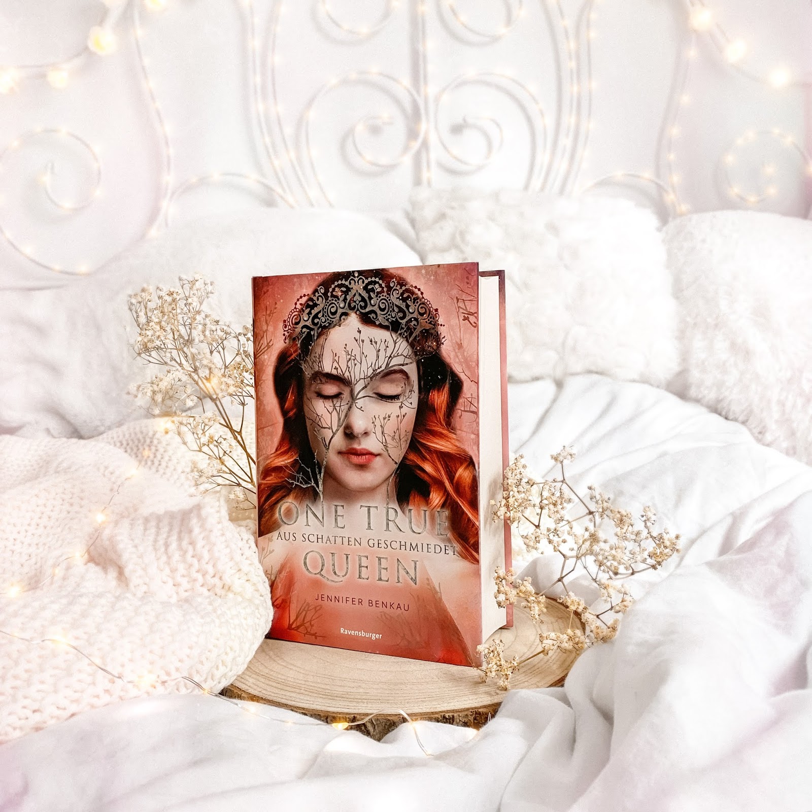 with Fantasy: Rezension "One True Queen 2" von Jennifer Benkau