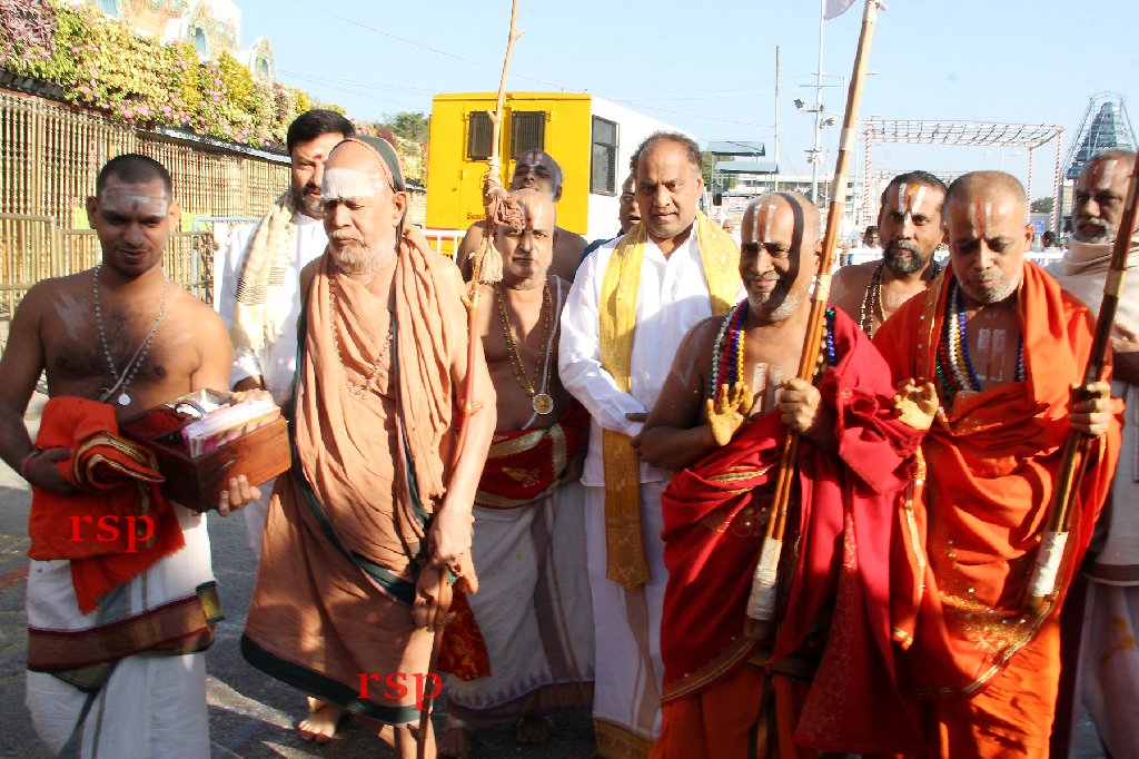 Kanchi Paramacharya Visit to Sri Vari Temple - rspnetwork.in