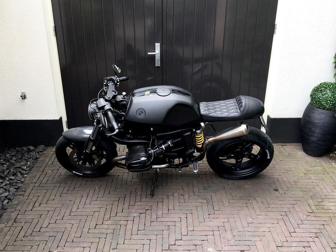 Black BMW R1100S | Cosmo Motors - RocketGarage - Cafe Racer Magazine
