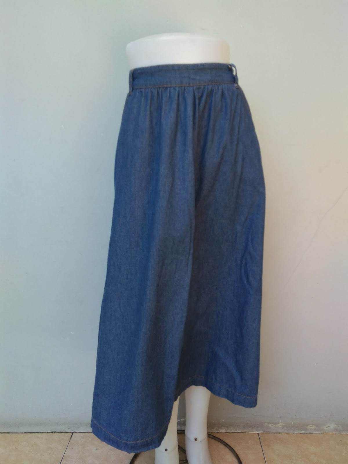 Model dan jenis rok yang umum di gunakan oleh perempuan indonesia ...