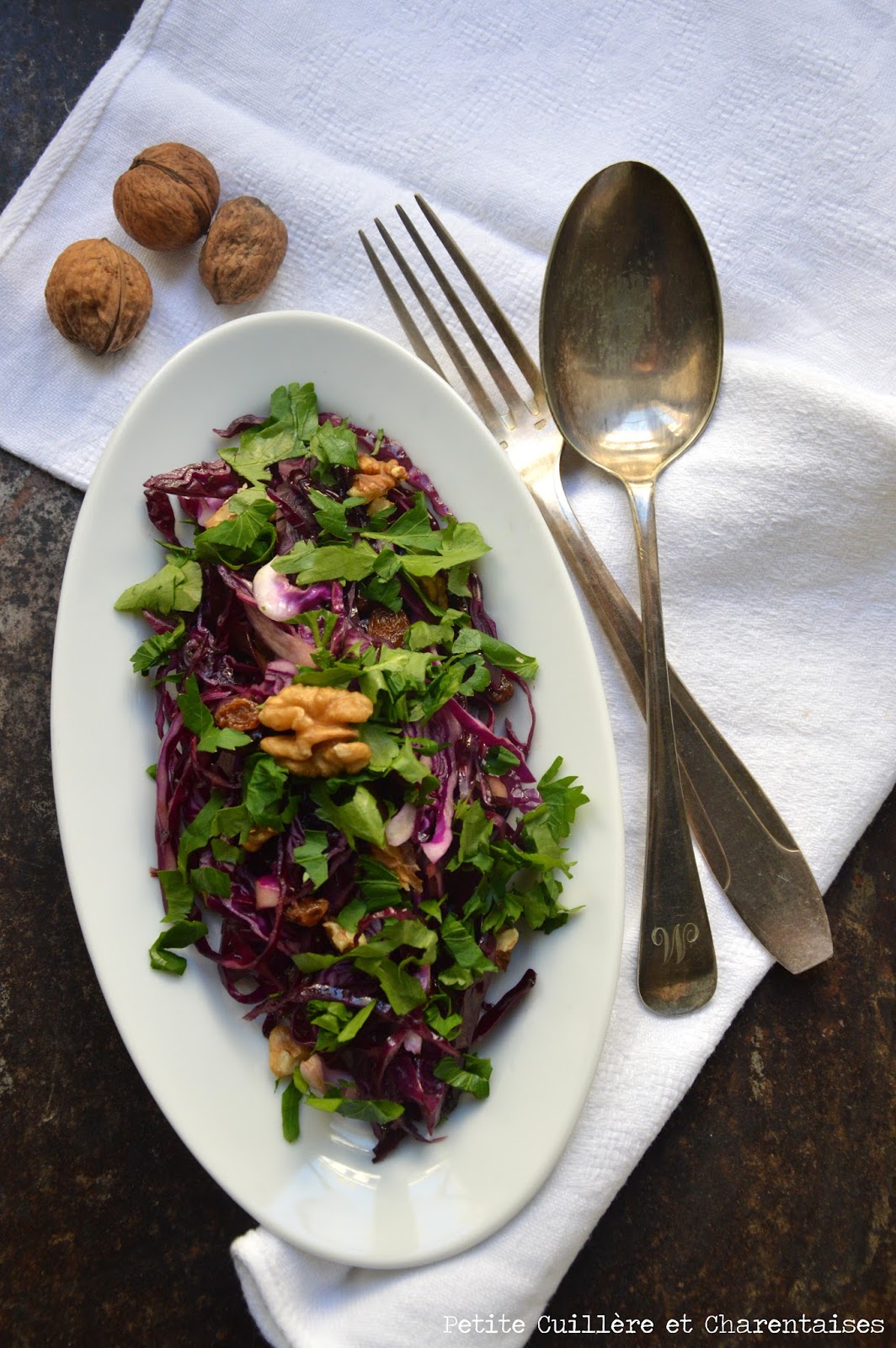 Petite Cuillère et Charentaises: Salade de Chou rouge, Raisins secs et Noix