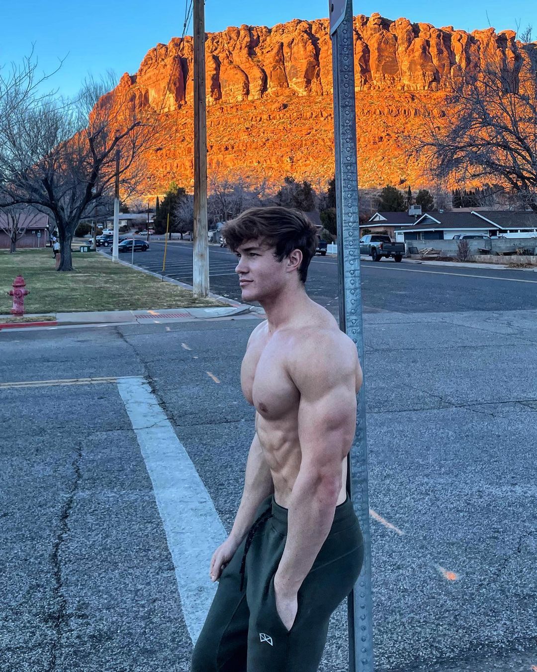 BODYBUILDER – JASON BJARNSON – Monday XYZ