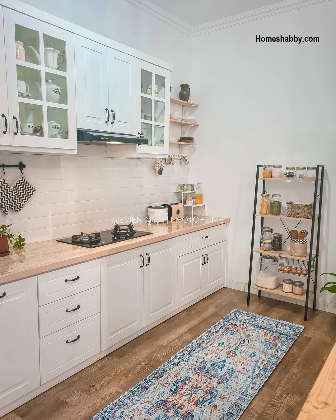 7 Model Desain Kitchen Set Serba Putih, Dapur Terlihat Bersih dan ...