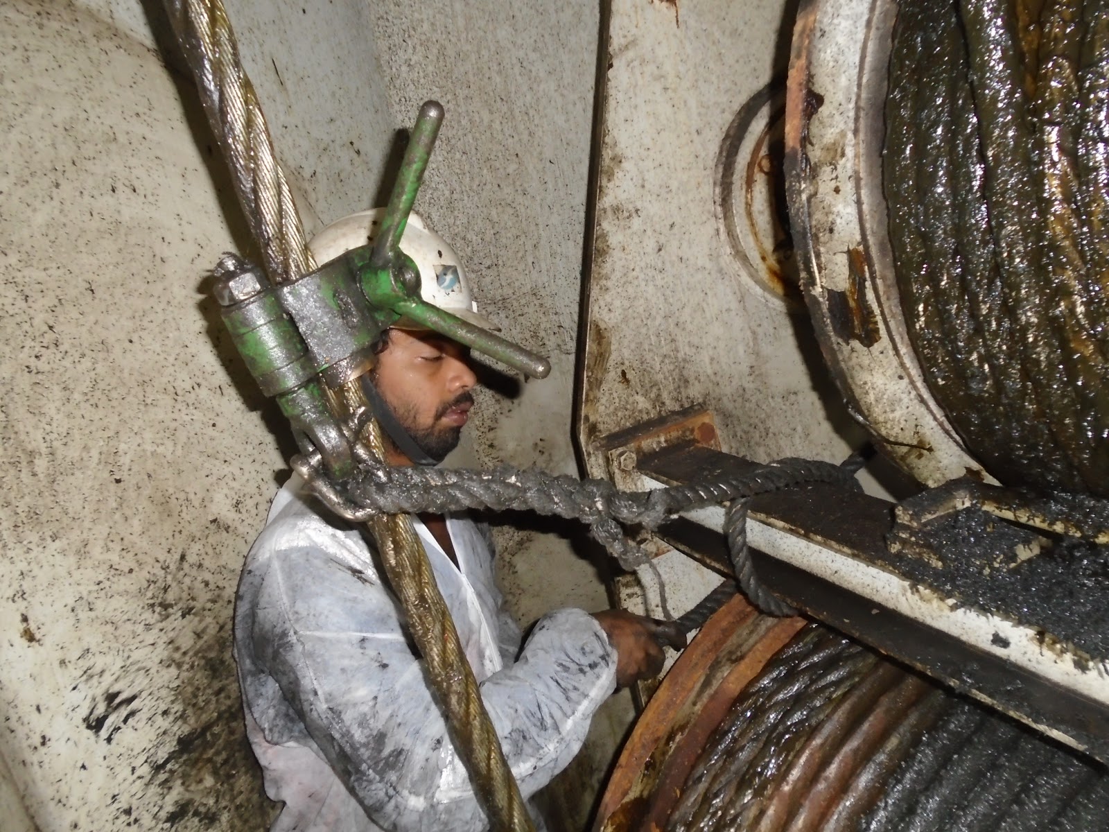 KAUSHIK: CRANE WIRE ROPE RENEWAL PROCEDURE ON SHIP ( Hoisting wire)