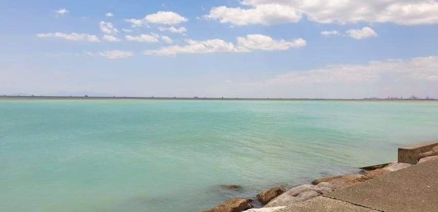 LOOK: Manila Bay’s dirty waters turn turquoise blue amid lockdown