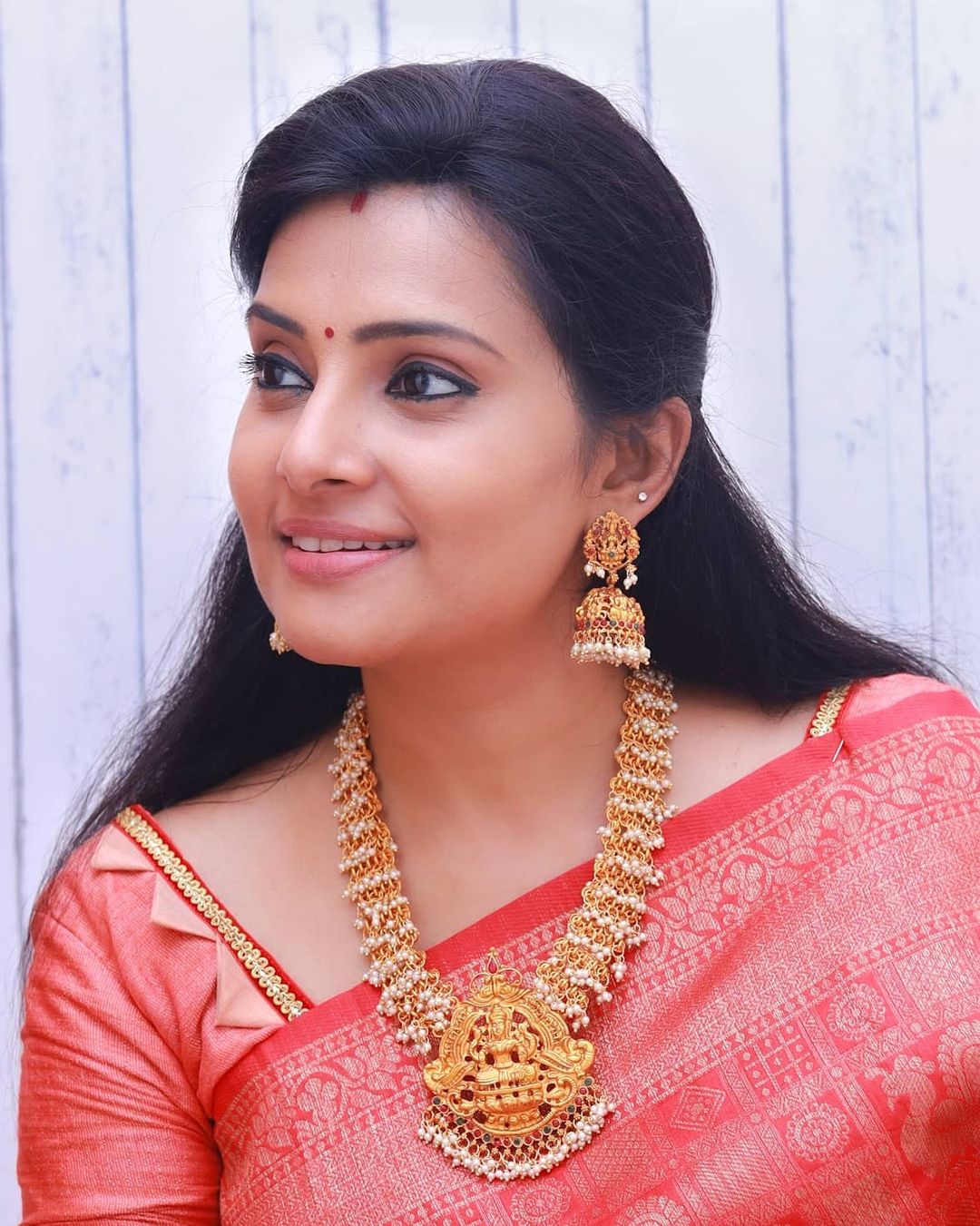 Actress shruthi raj cute traditional saree photoshoot