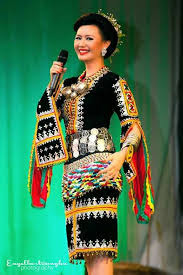 Pakaian-Pakaian tradisi kaum Kadazandusun pada Hari Pesta Keamatan