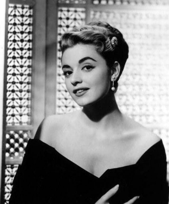 40 Gorgeous Photos of Young Beautiful and Talented Anna Maria ...