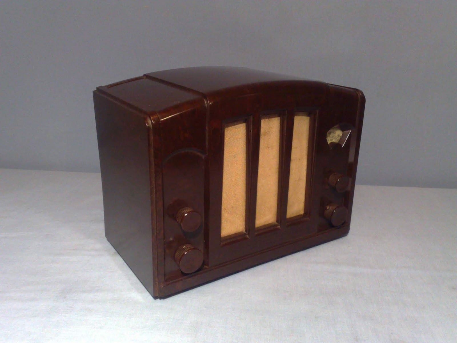 TOM's TECH TOYS: BAKELITE RADIOS