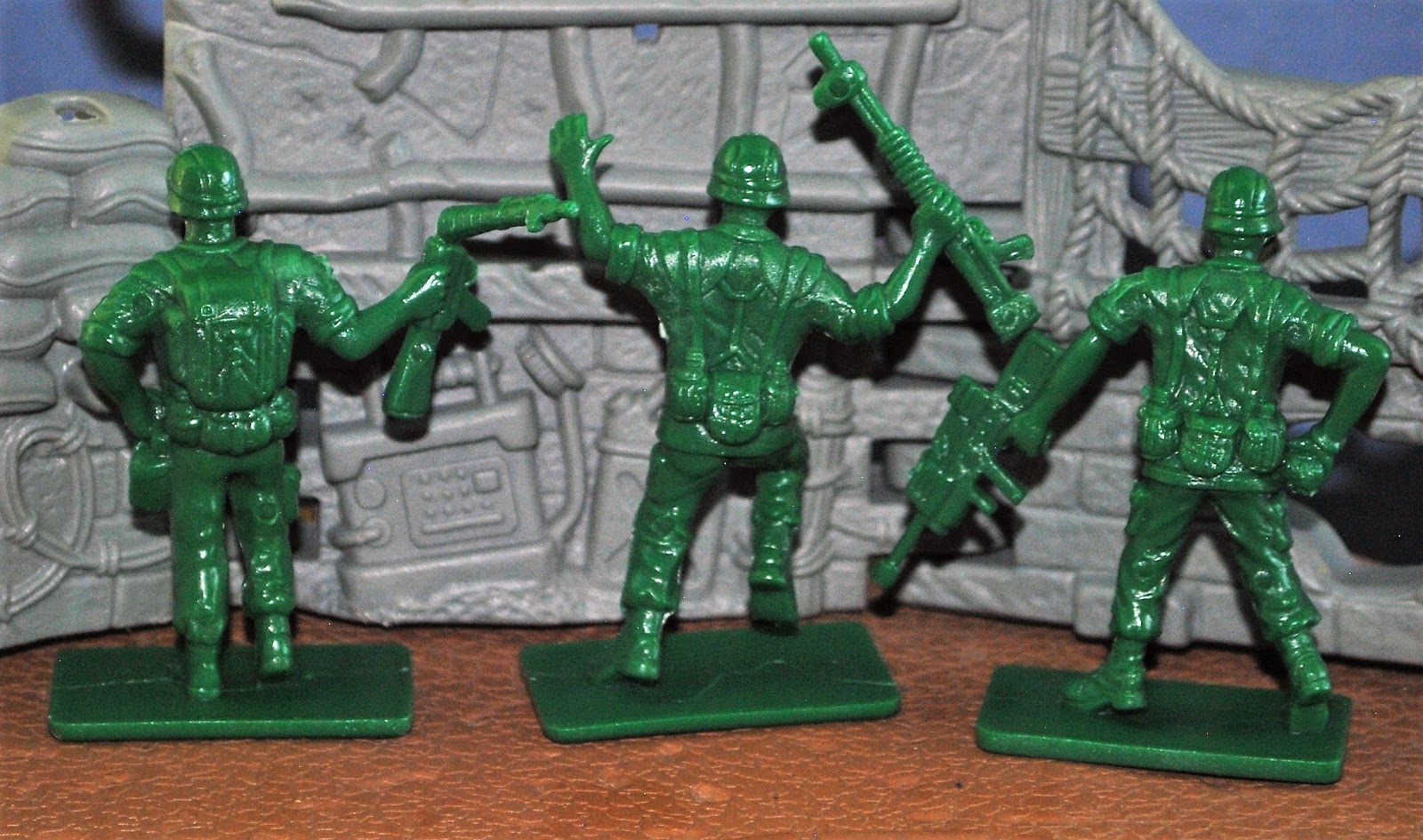 Modern Army Men: SCS Direct Modern Warfare Bucket with HIng Fat soldiers.