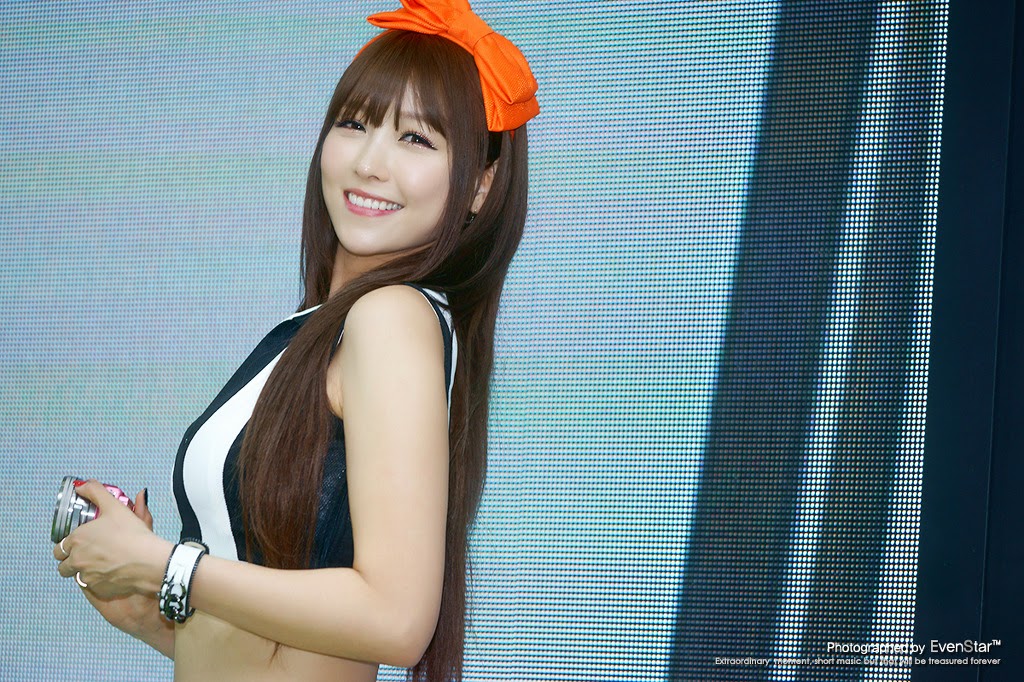 Korean Race Queens: Lee Eun Hye at Photo & Imaging Korea 2014