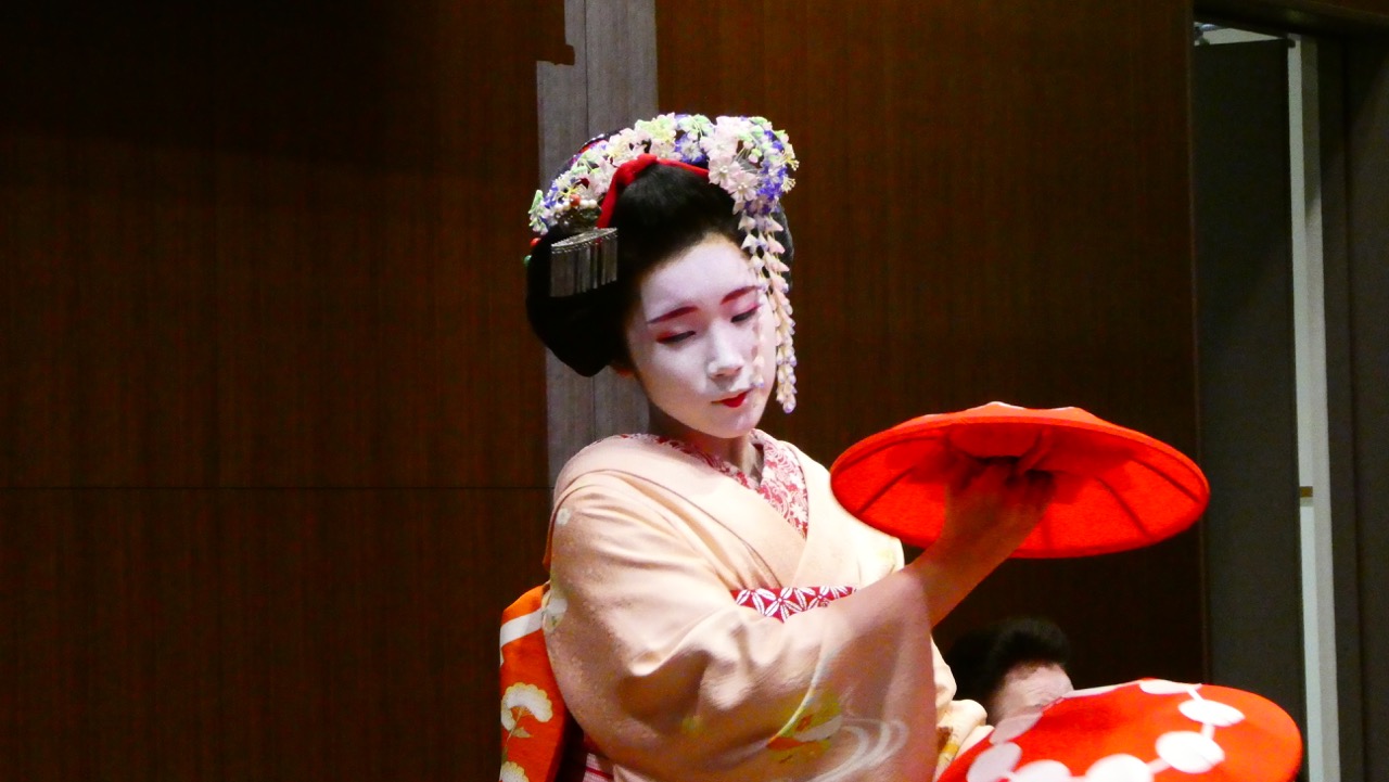 Icons and Moments: maiko dance