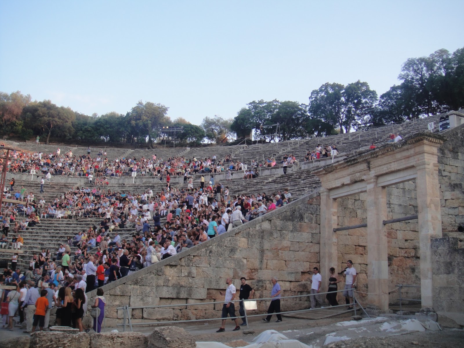 Ταξιδεύοντας στα σύννεφα..: ΕΠΙΔΑΥΡΟΣ- ΛΗΓΟΥΡΙΟ-ΠΑΡΑΣΤΑΣΗ ΠΛΟΥΤΟΣ ...