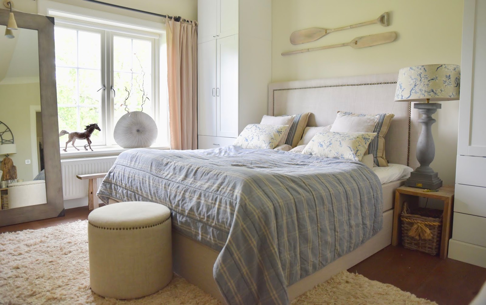 Den Vita Drömgården: Sovrum i beige och blått