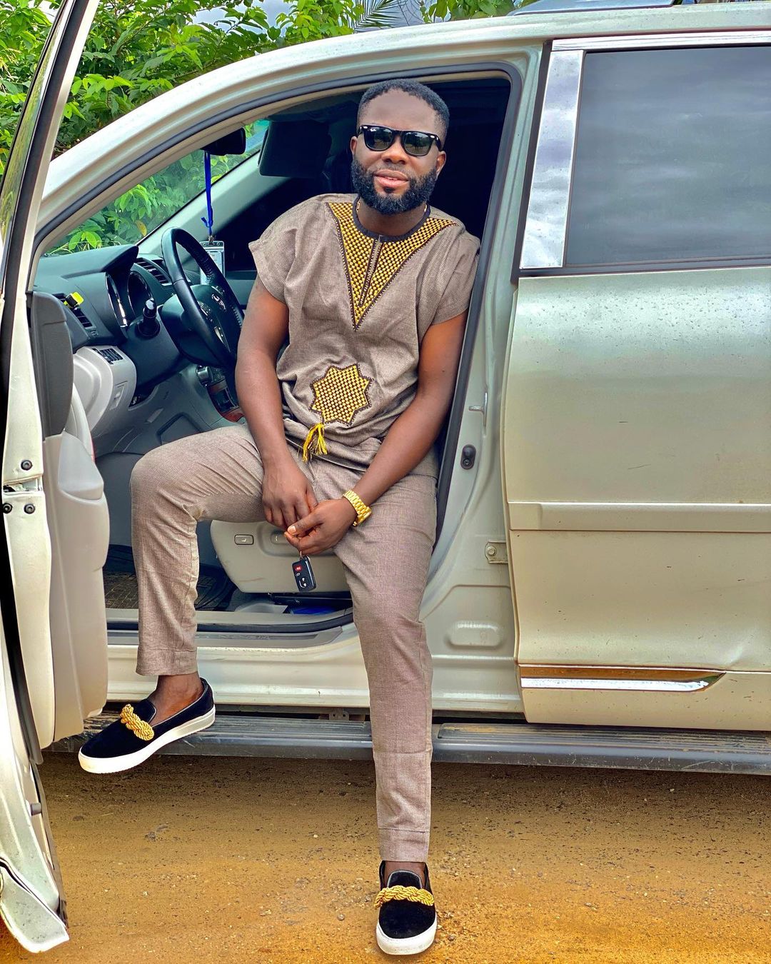 Pictures of Ibrahim Yekini Itele D Icon car