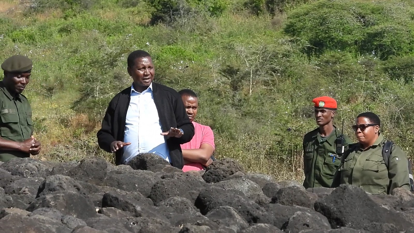 KATIBU MKUU MALIASILI NA UTALII AKAGUA NYAYO ZA ZAMADAMU WA KALE ZAIDI DUNIANI ENEO LA LAETOLI ...